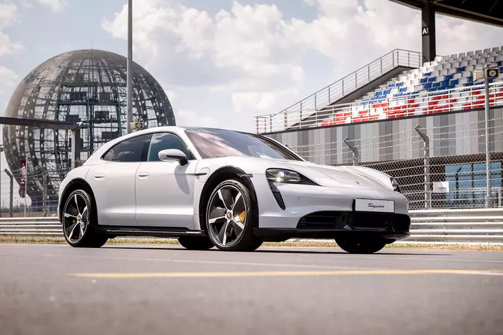 Foto №12 - Grăbește-te timp de patru ore: Cum a acceptat Sfântul Porsche World Road Show
