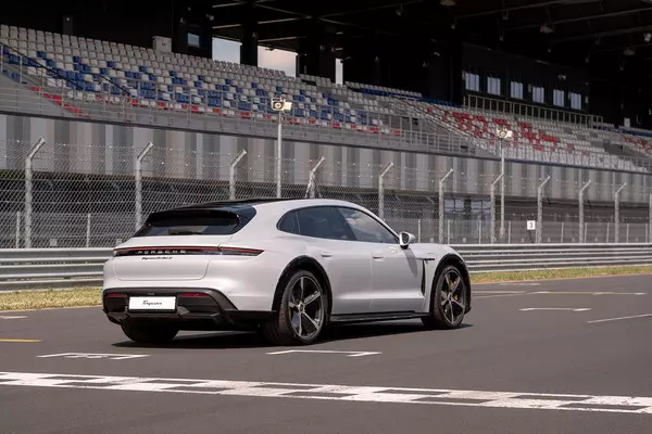 Poponáhľajte si štyri hodiny: Ako St. Petersburg prijal Porsche World Road Show 256_14
