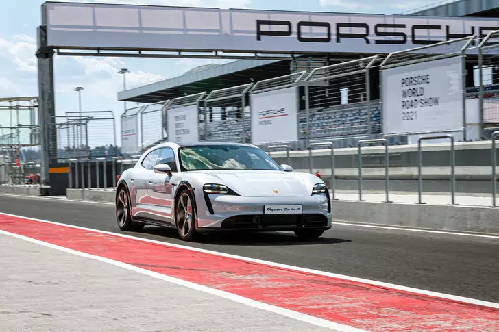 Foto №2 - ir laiks četras stundas: kā Sanktpēterburga pieņemts Porsche Pasaules ceļa izstāde
