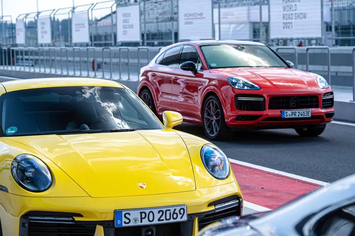 Mynd №3 - Drífðu upp í fjórar klukkustundir: Hvernig St Petersburg samþykkti Porsche World Road Show