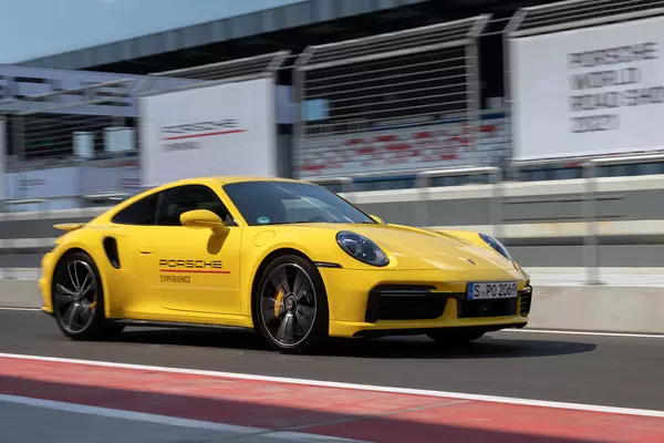Dörd saat tələsin: Sankt-Peterburq kimi Porsche Dünya Yol Şousu qəbul edildi 256_9