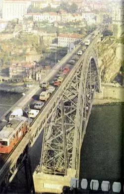 Broen, byggd på projektet av den berömda franska ingenjören Eifel, serverar och idag, som tillhör en av attraktionerna i hamnen.
