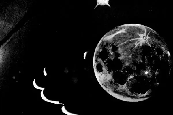 عکس №1 - دست که ماه را لمس کرد
