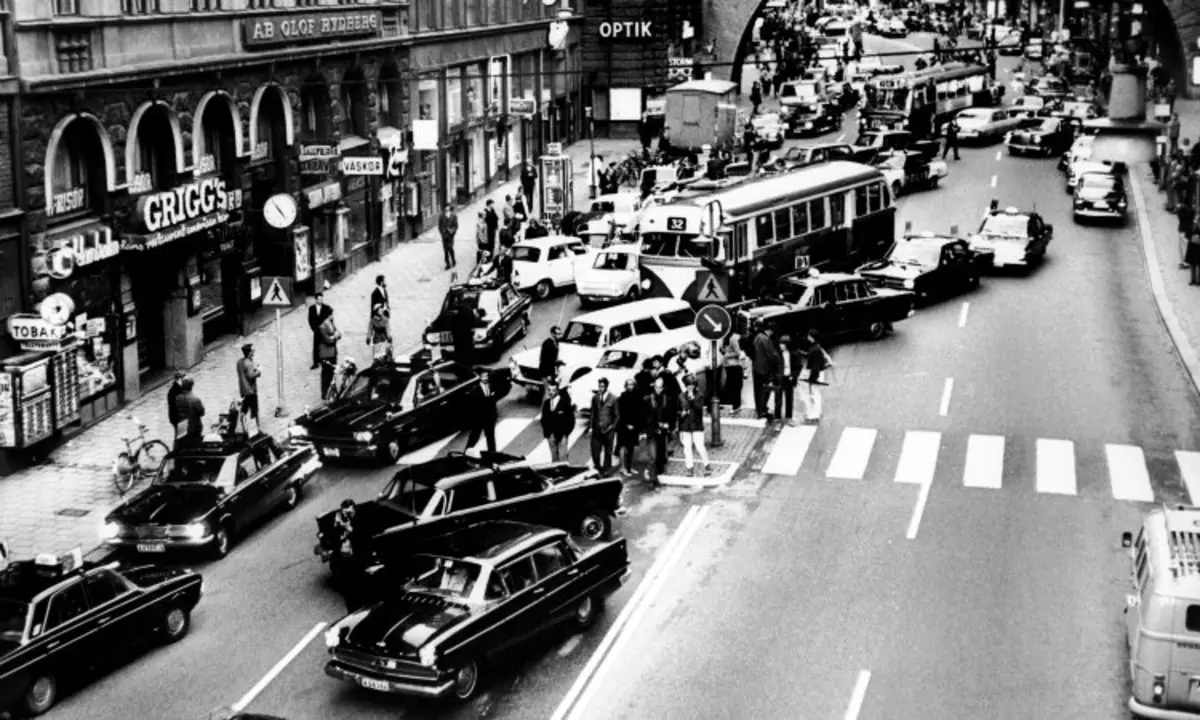 ایک تصویر کی تاریخ: دن جب سویڈن دائیں ہاتھ کی تحریک میں منتقل ہوگیا
