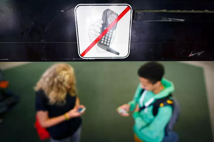 Photo №1 - Fransk skolebarn vil bli utestengt ved hjelp av smarttelefoner
