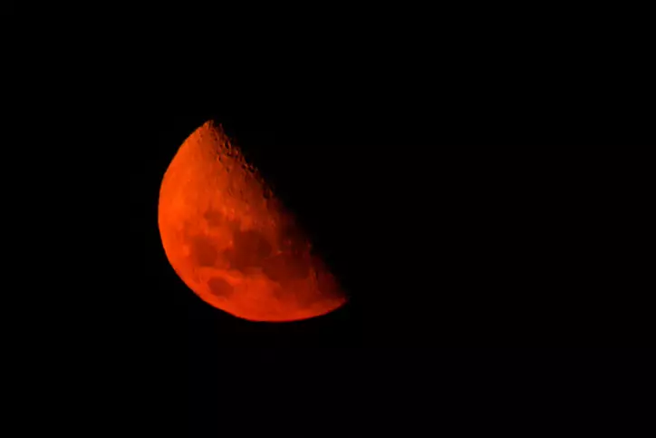 Photo №1 - Der Mond wird für eine Nacht rötet