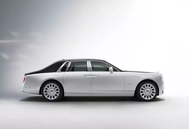 Foto №1 - Rolls-Royce Phantom VIII: De meest luxueuze auto wordt vanaf het begin der tijden gepresenteerd