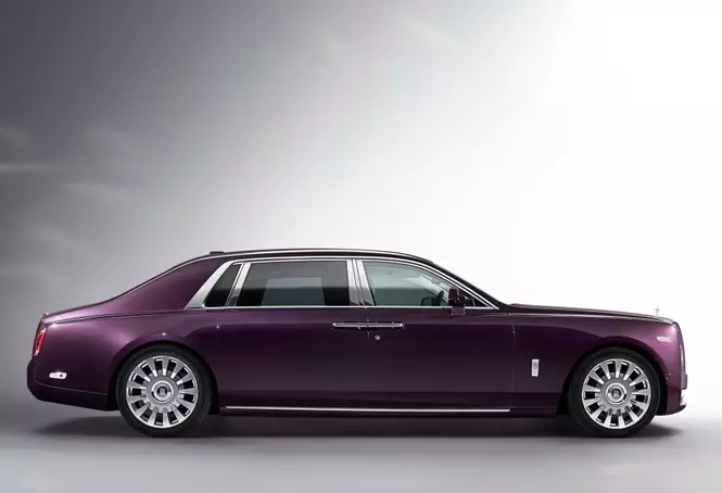 Photo №3 - Rolls-Royce Phantom Viii: ဇိမ်ခံကားအများဆုံးကားကိုအချိန်အစမှတင်ပြသည်