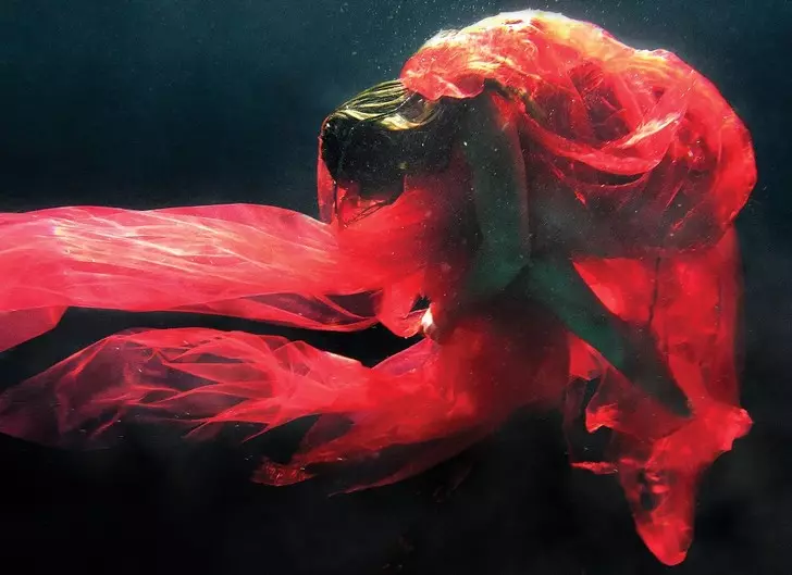 Photo №1 - An exhibition of underwater photos of Xena Holloway, taken on the iPhone opened at the Moscow Museum