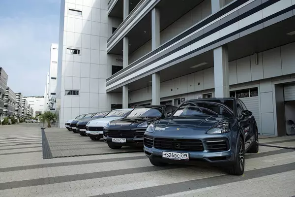 Porsche Vîrus: Meriv çawa li ser hemî modelên brandê otomobîlê di yek rojê de siwar bibe 31076_11