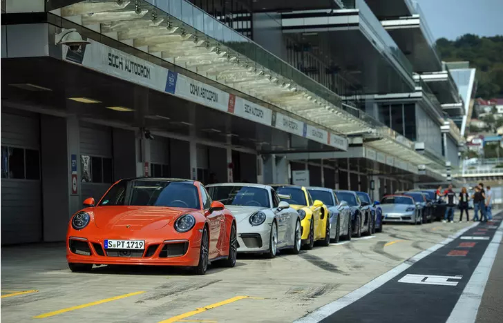 Photo №9 - Porsche Vîrus: Meriv çawa li ser hemî modelên brandê otomobîlê di yek rojê de siwar bibe