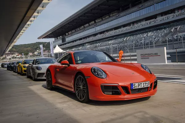 Porsche Vîrus: Meriv çawa li ser hemî modelên brandê otomobîlê di yek rojê de siwar bibe 31076_19