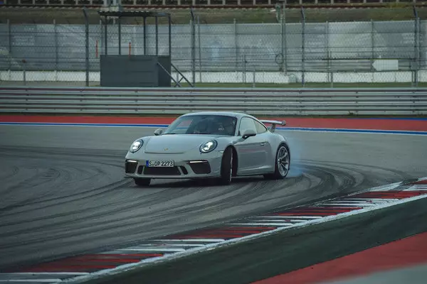 Porsche Vîrus: Meriv çawa li ser hemî modelên brandê otomobîlê di yek rojê de siwar bibe 31076_24