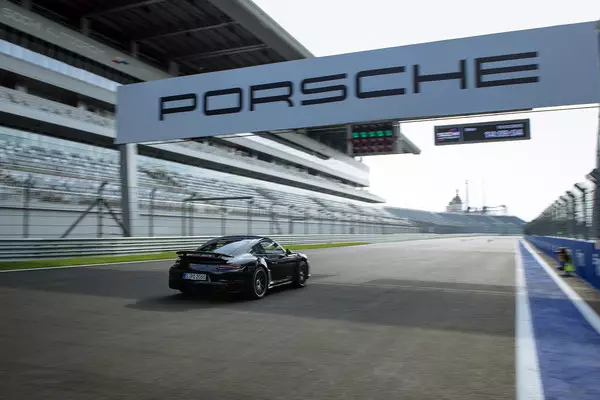 Porsche Vîrus: Meriv çawa li ser hemî modelên brandê otomobîlê di yek rojê de siwar bibe 31076_26