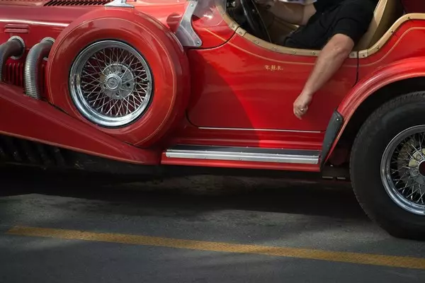 Legend op wielen: waar te gaan rijden op een zeldzame auto 31357_1