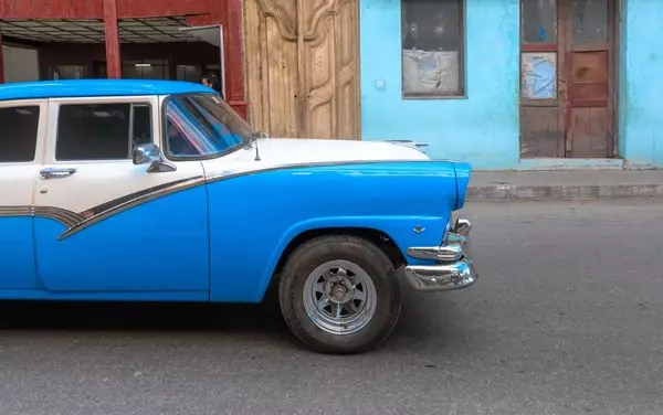 Legenda sobre rodas: onde ir para andar em um carro raro 31357_11