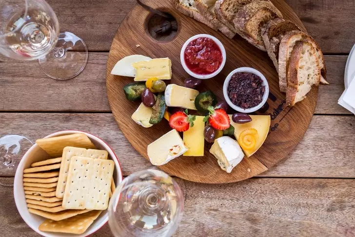 照片№3 - 奶酪板指南：我們選擇奶酪品種，麵包和葡萄酒