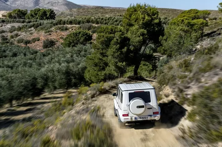 Fotografovanie №2 - New Mercedes-AMG G 63 je schopný vyliezť na skalách