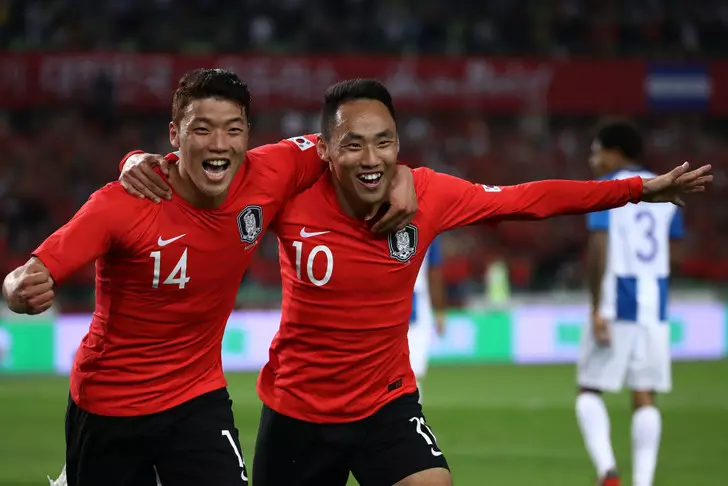 Foto №1 - Voetbal in Aziatisch: Hoe ze spelen en sippen in Zuid-Korea