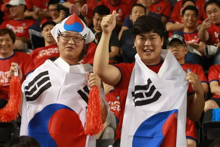 Foto No. 5 - Fútbol en asiático: mientras juegan y sorban en Corea del Sur.