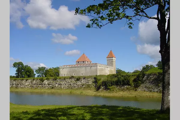 கொட்டகைகள் மற்றும் காற்றழுத்தங்களின் நிலம்: Saaremaa எஸ்தோனிய தீவில் என்ன பார்க்க வேண்டும் 32424_9