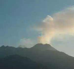 Kuva №1 - Nimeämätön tulivuori heitti SevenKilometer-sarakkeen tuhkaa