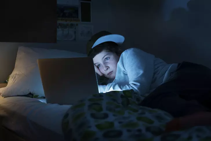 Foto №1 - Adolescenten die laat naar bed kijken, lijden vaker last van obesitas