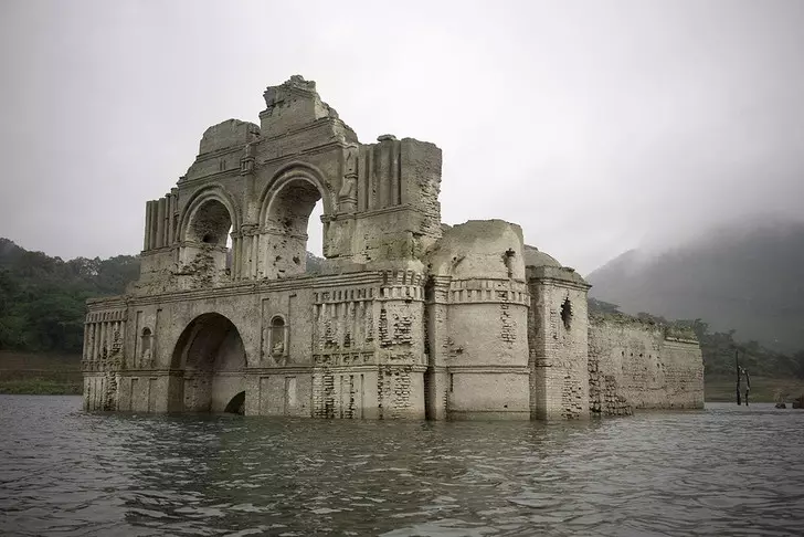 Litrato Numero 1 - Sa Mexico 400-anyos nga templo ingon sa ibabaw sa tubig tungod sa hulaw