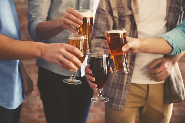 תמונה №1 - מדענים: כוס בירה באמת עושה אנשים חברותיים