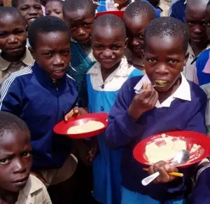 写真番号1 - 学校給食のために集まる