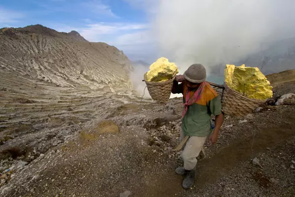 Inferno cratera em um paraíso