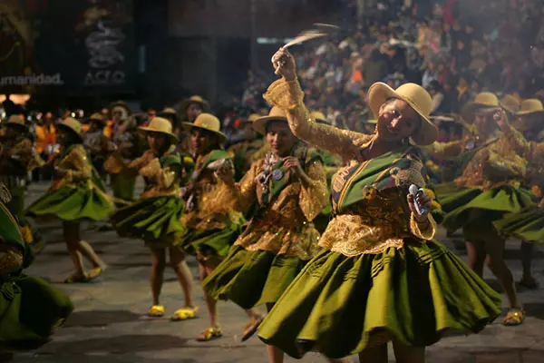 FOTO NUMMER 4 - Boliviaanske betizing mei oanklaaiïng