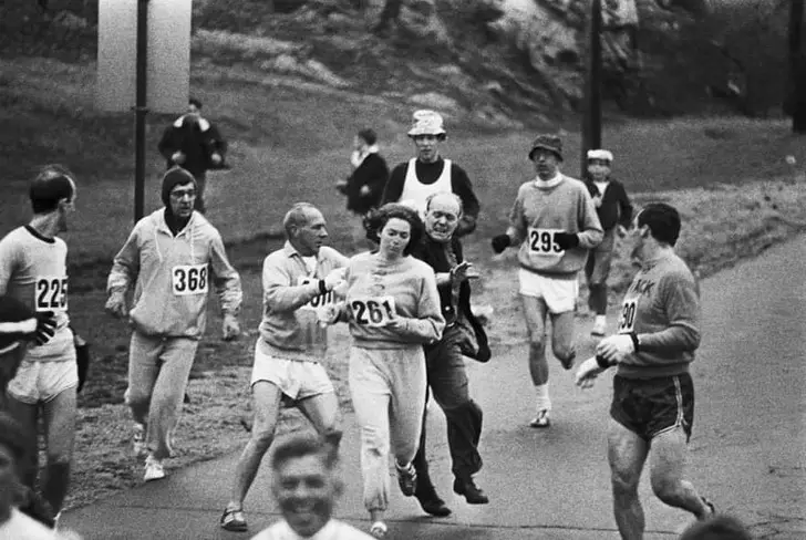 Foto №1 - një përpjekje për të ndaluar një grua që vendosi të drejtonte maratonën: historia e një fotoje