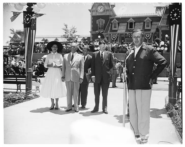 Fotografija številka 5 - Oživljena pravljica: prva Disneyland - 65 let