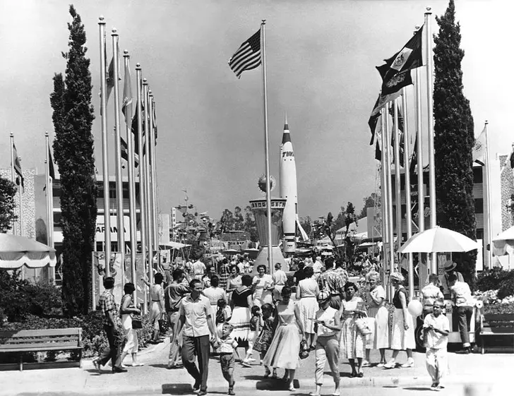 Fotografovanie №6 - oživená rozprávka: Prvý disneyland - 65 rokov