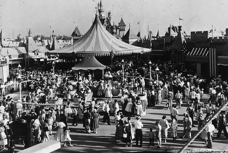 Fotografija številka 7 - Oživljena pravljica: prva Disneyland - 65 let