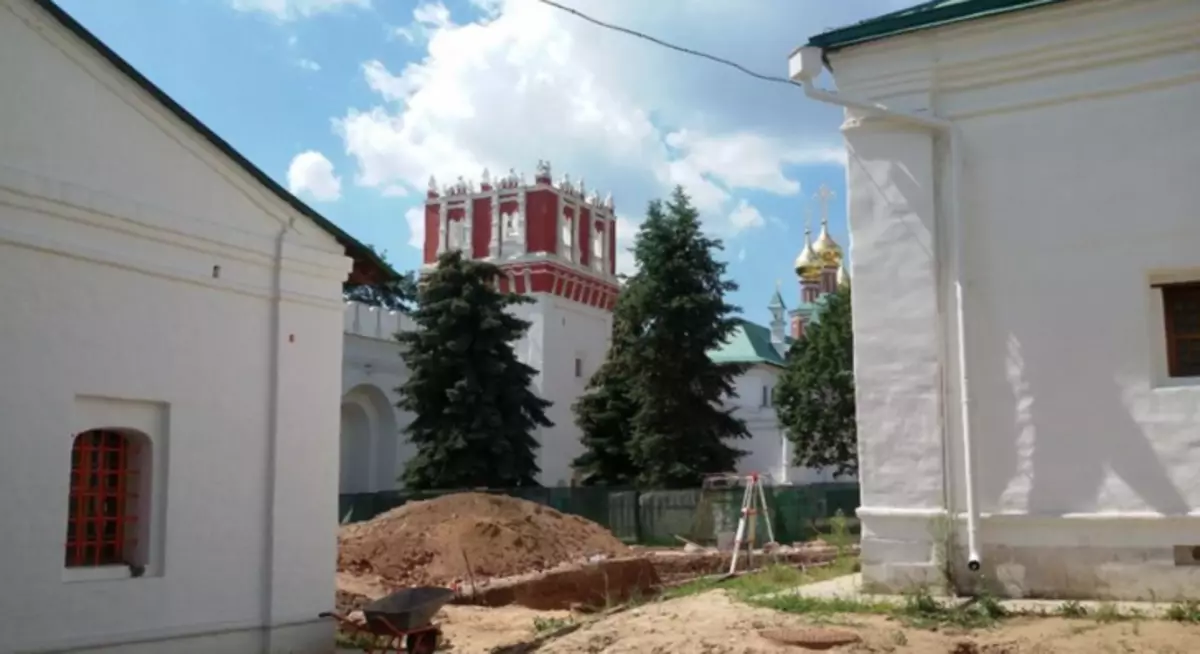 Foto №1 - In het Novodevichy-klooster hebben de overblijfselen van de muren van de tijden van Boris Godunova gevonden