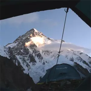 Foto Nomor 1 - 9 pendaki Rusia lainnya di puncak dunia kedua