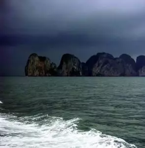 Foto №1 - Een schip met buitenlandse toeristen viel de kust van Thailand af