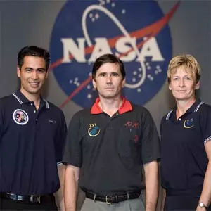 Foto Numri 1 - miratoi kompozimet kryesore dhe dublikuese të ekspeditës së 16-të në ISS
