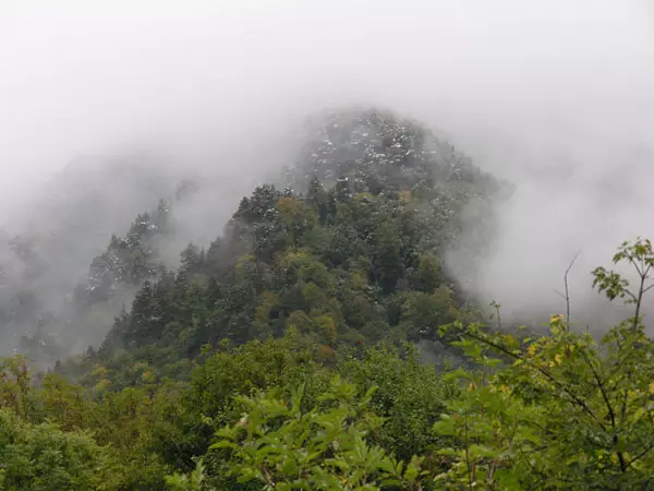 Athos caucasien sur les terres rouges