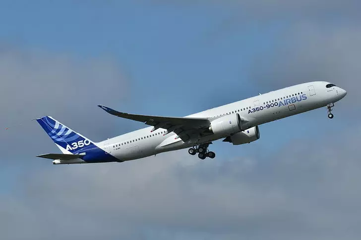 Litrato Numero 1 - Bag-ong Airbus A350 AIRCRAFT nga naghimo sa una nga paglupad sa mga pasahero