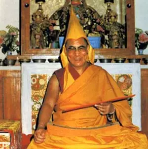 Dalai Lamas Robe ist für den Berührung gegeben