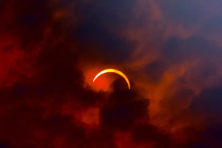 Foto №1 - sonsverduistering 20 Maart waargeneem kan word in die metro en op die vliegtuig