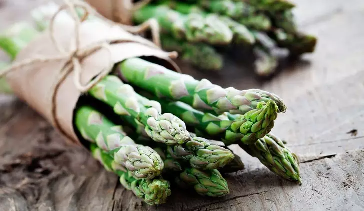 Foto №1 - Stagione degli asparagi. Tre ricette originali da chef