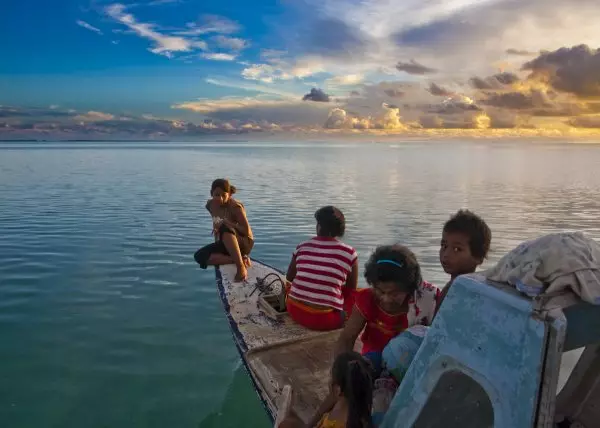 Foto №6 - Bij Kiribati achter de zonnekroon