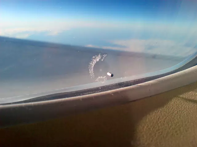 Photo №1 - Aviators told, why in the portholes of aircraft small holes