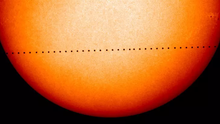 Valokuva numero 1 - Mercury pidetään auringon levyllä 9. toukokuuta