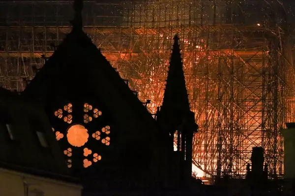 Vlam in Notre Dame 47477_1