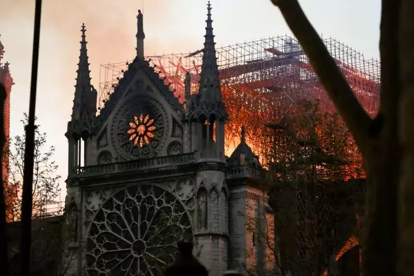 Izgarao požar u Notre Dame 47477_2